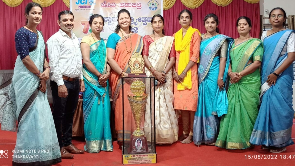 Rotary club Padubidri Rolling trophy for SSLC – EMHS PoornaPrajna